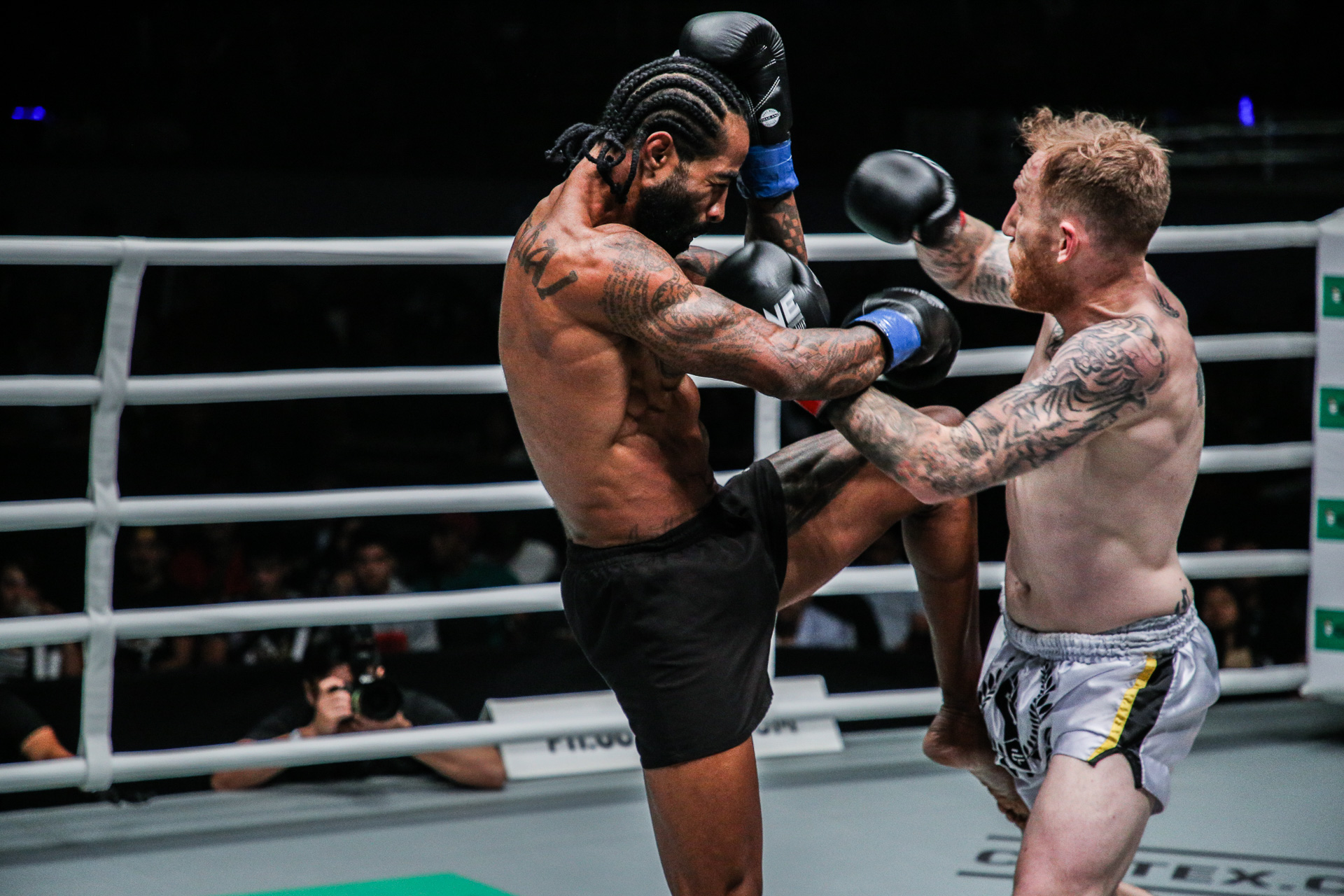 [PHOTOS] Elliot Compton vs Cosmo Alexandre at ONE Super Series at ‘ONE ...